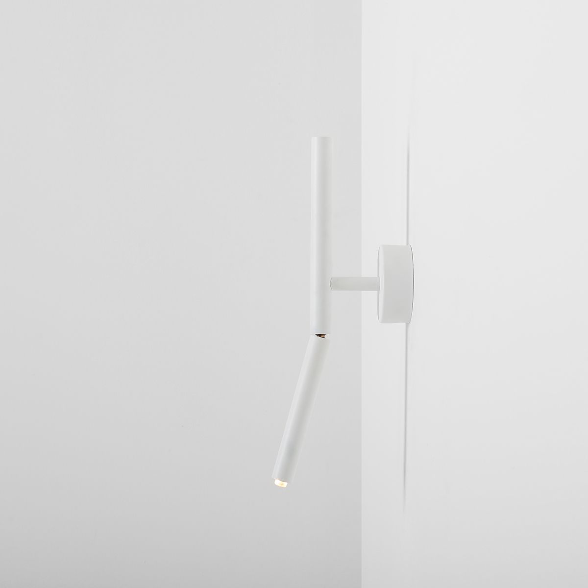 Regulowana biała lampa ścienna Stick | Lumigo.pl