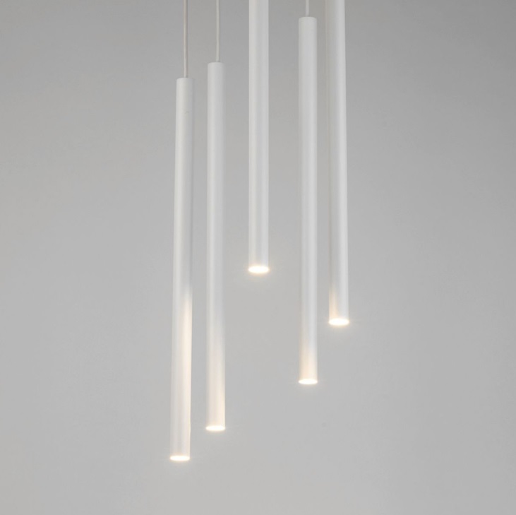 Biała wisząca lampa sufitowa Filora 5 z elegancko zwisającymi rurkami ...